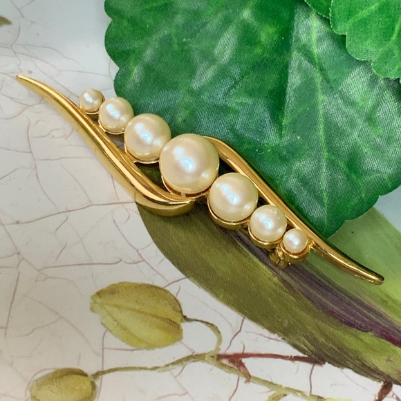 Monet | Jewelry | Monet Pin Vintage Pearl Gold Tone P17 | Poshmark